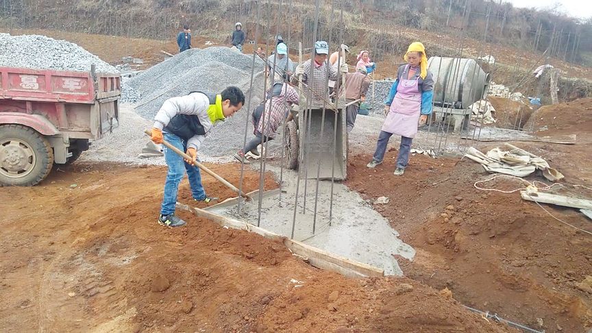 农村自建房屋浇基础砼,上砂石、转运水泥、运输砼全靠人工推拉!