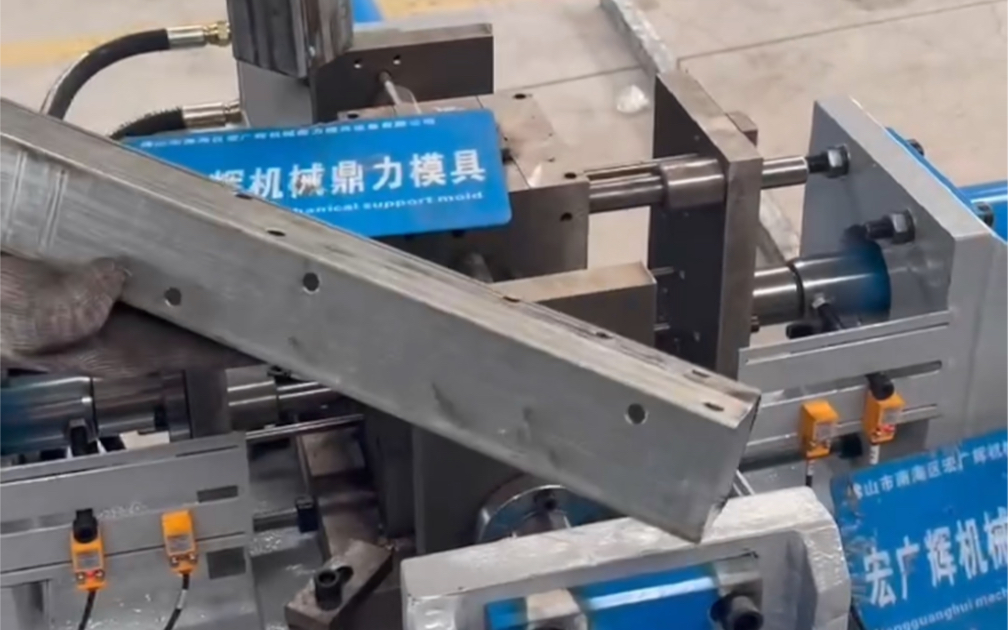方管一次冲多孔机械模具展示