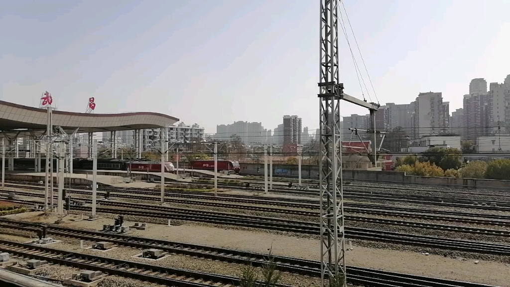 Z391次列车(成都-福州)驶出武昌站,本务武局南段的HXD1D0666