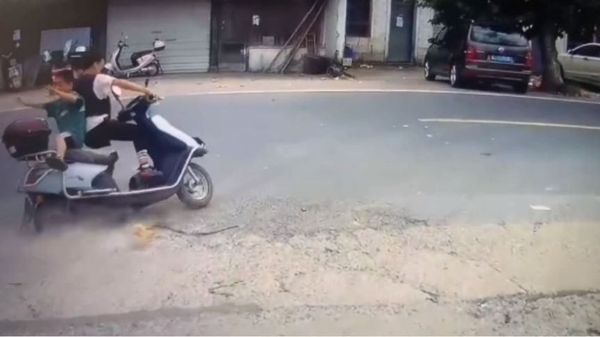 为了安全!不要让小孩骑电动车,更不能带小孩骑电动车