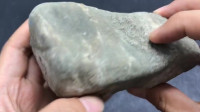 现场去皮这块翡翠原石,出来的是如何的?