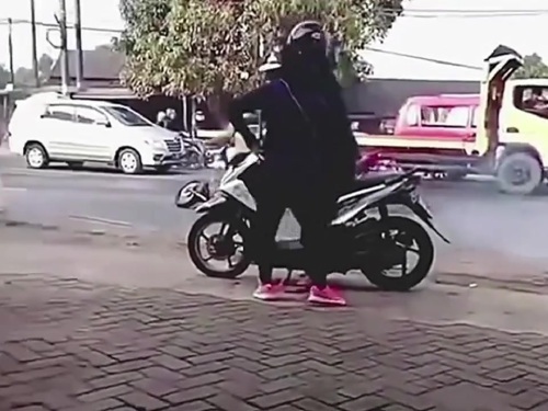 人民警察为人民 安全要帽佩戴 让家人放心