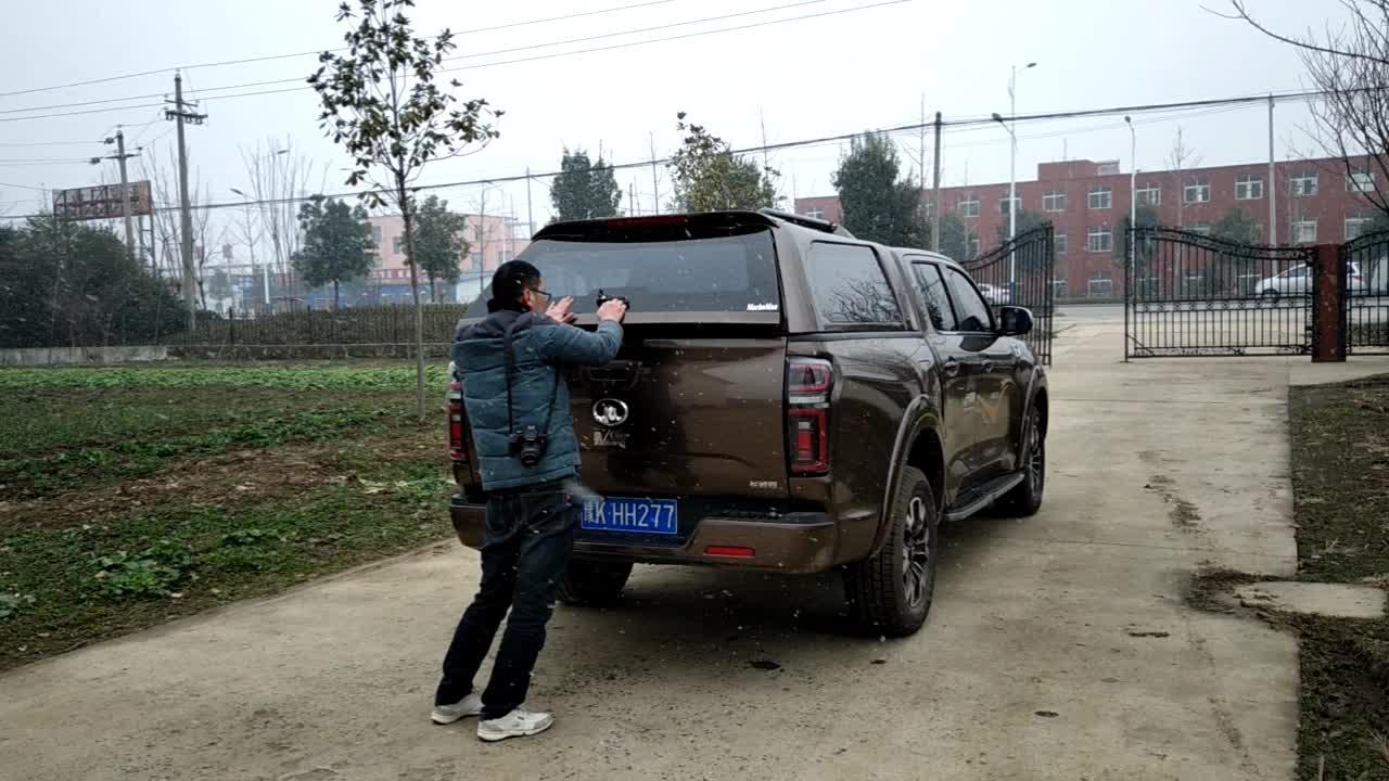 商用版长城炮也可以安装平顶高盖,尾门开合顺畅,安全实用 #皮卡改装 #...