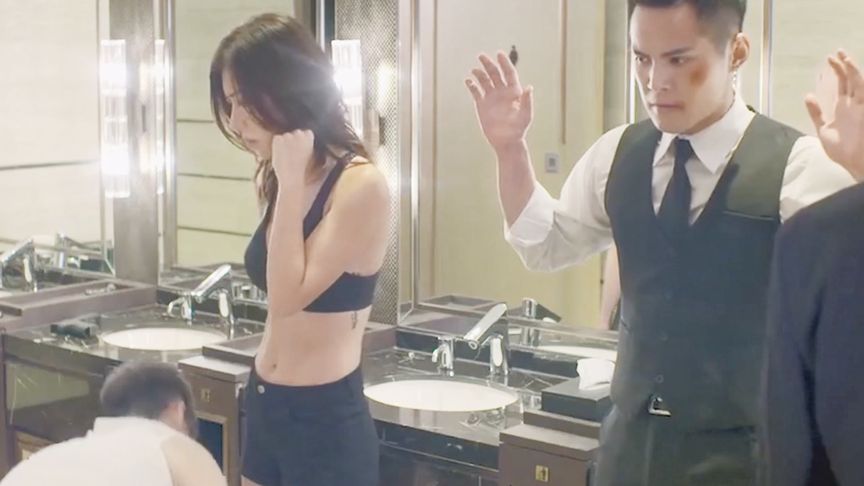 女警被绑架,为了能挣脱绳索,不惜向绑匪撒娇卖萌!