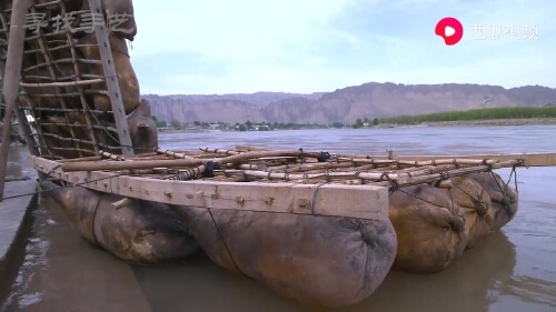 寻找手艺:羊皮囊做好以后,捆上木架,就成了羊皮筏子!