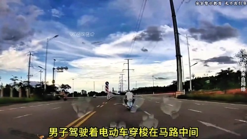 男子在行车道上骑电动车,下一秒发生惊险的一幕