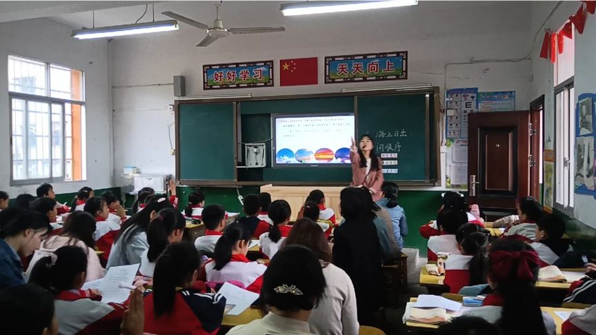 岳阳楼区小学语文教学研讨在广场小学举行一美女教师展露教学才华