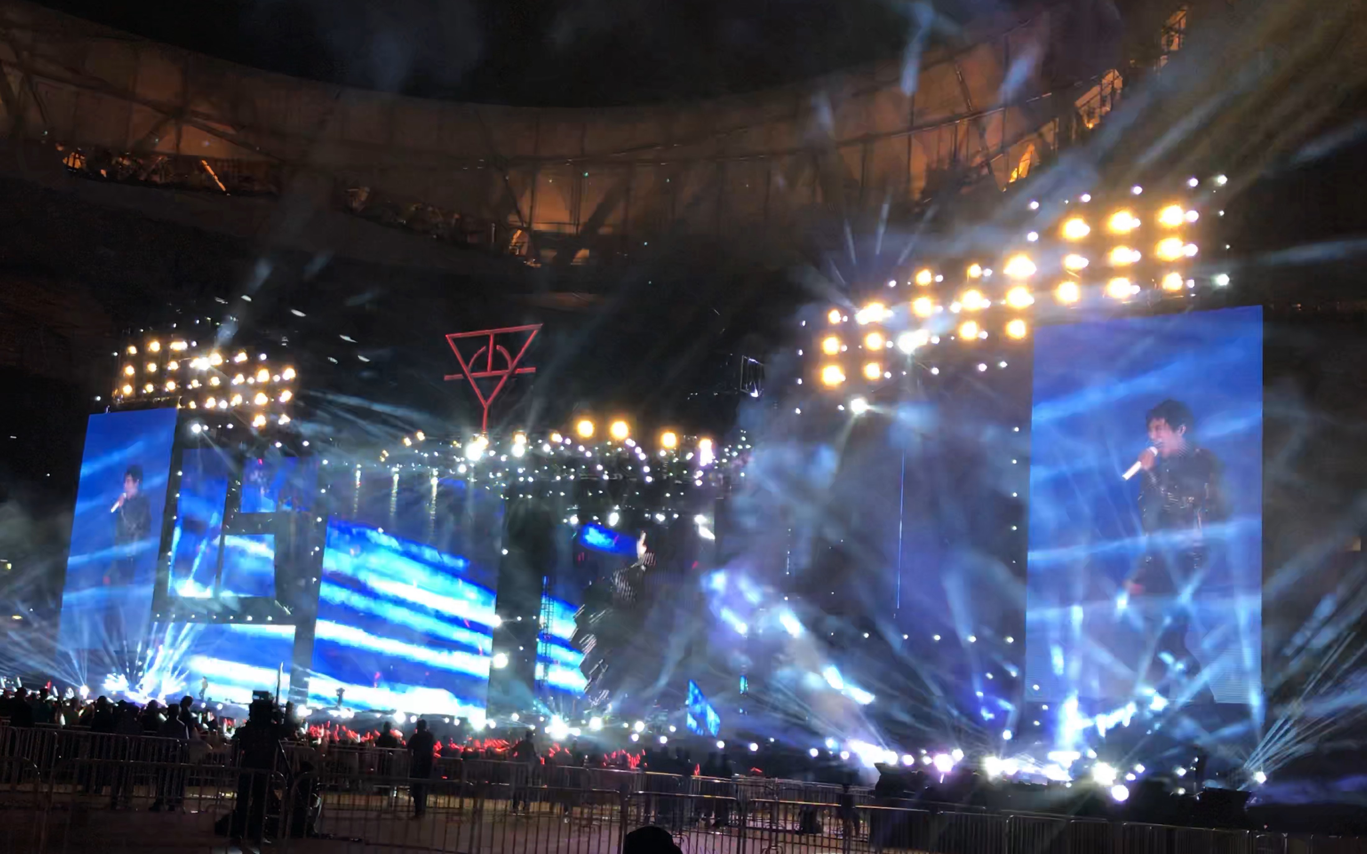 新歌《新世界》首唱好音质饭拍 巨好听!华晨宇9.9鸟巢火星演唱会 开创...