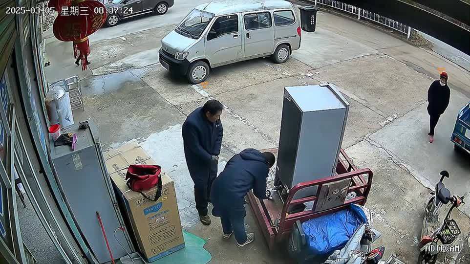 今天用户带来一台冰箱维修,压缩机不启动,原来是启动器损坏!