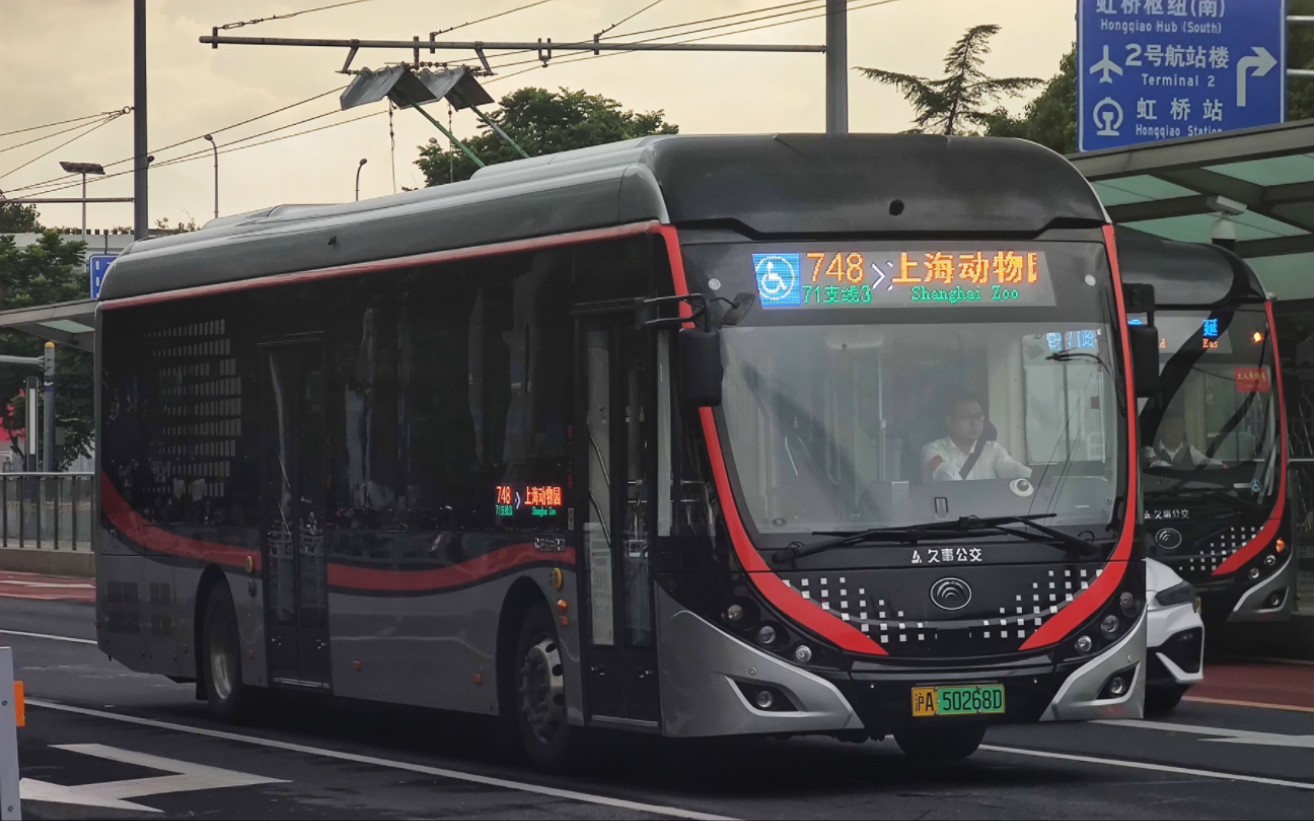 可实现中运量站台和常规站台的灵活切换使用的双开门公交车!上海...