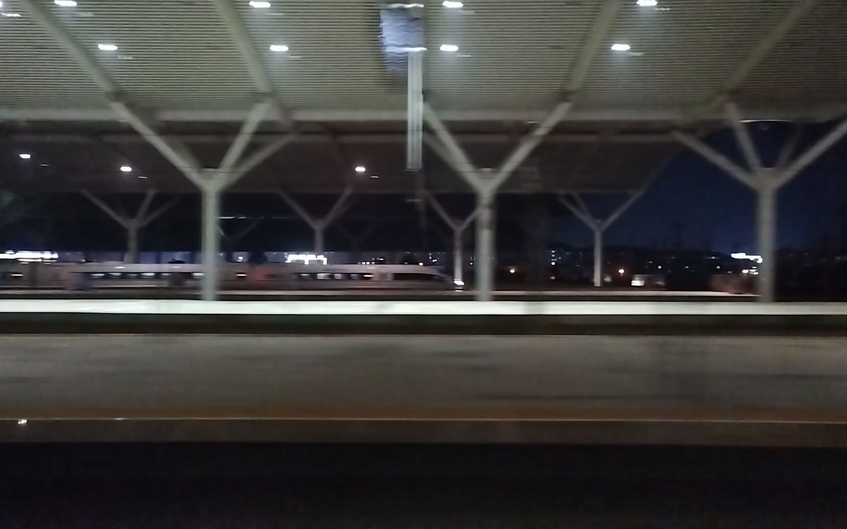 K683次列车通过大连北站