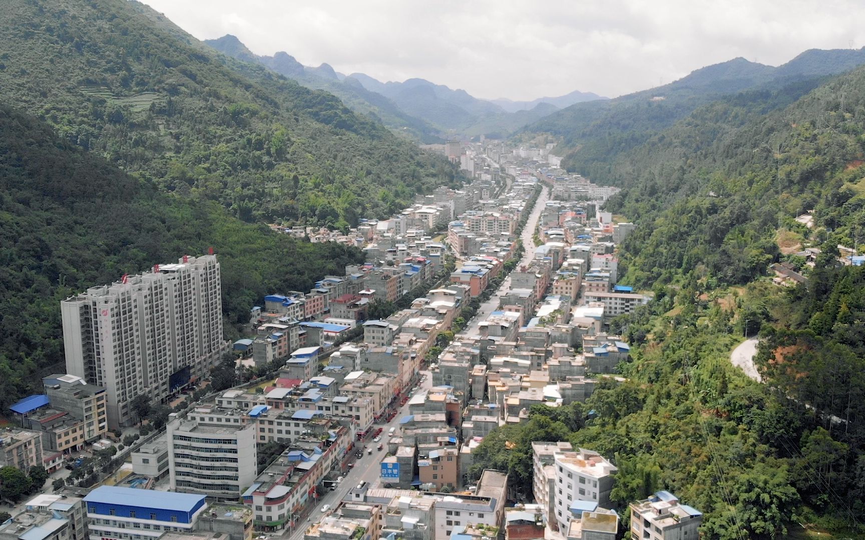 两座山夹着的狭长县城,却是广西陆地边境最长的县,航拍那坡