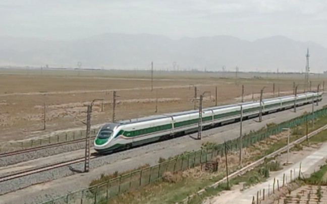 青藏铁路上的复兴号,首趟C894列车格尔木站出站