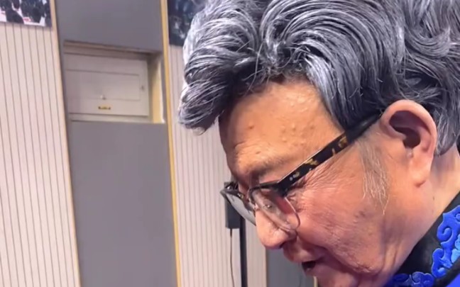 时年91岁歌唱家胡松华向放歌中国题字"新时代新气象