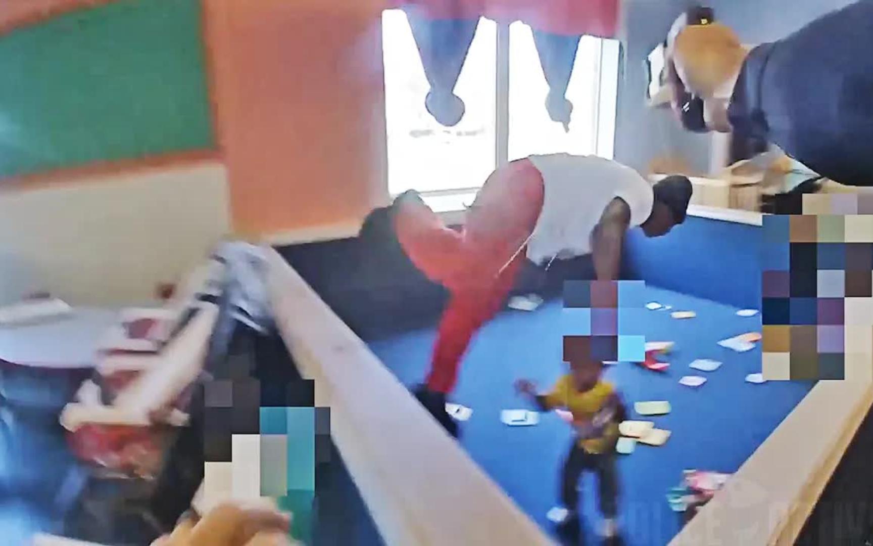 在俄亥俄州沃伦市,嫌犯跑进日托所逃避警察的徒步追捕