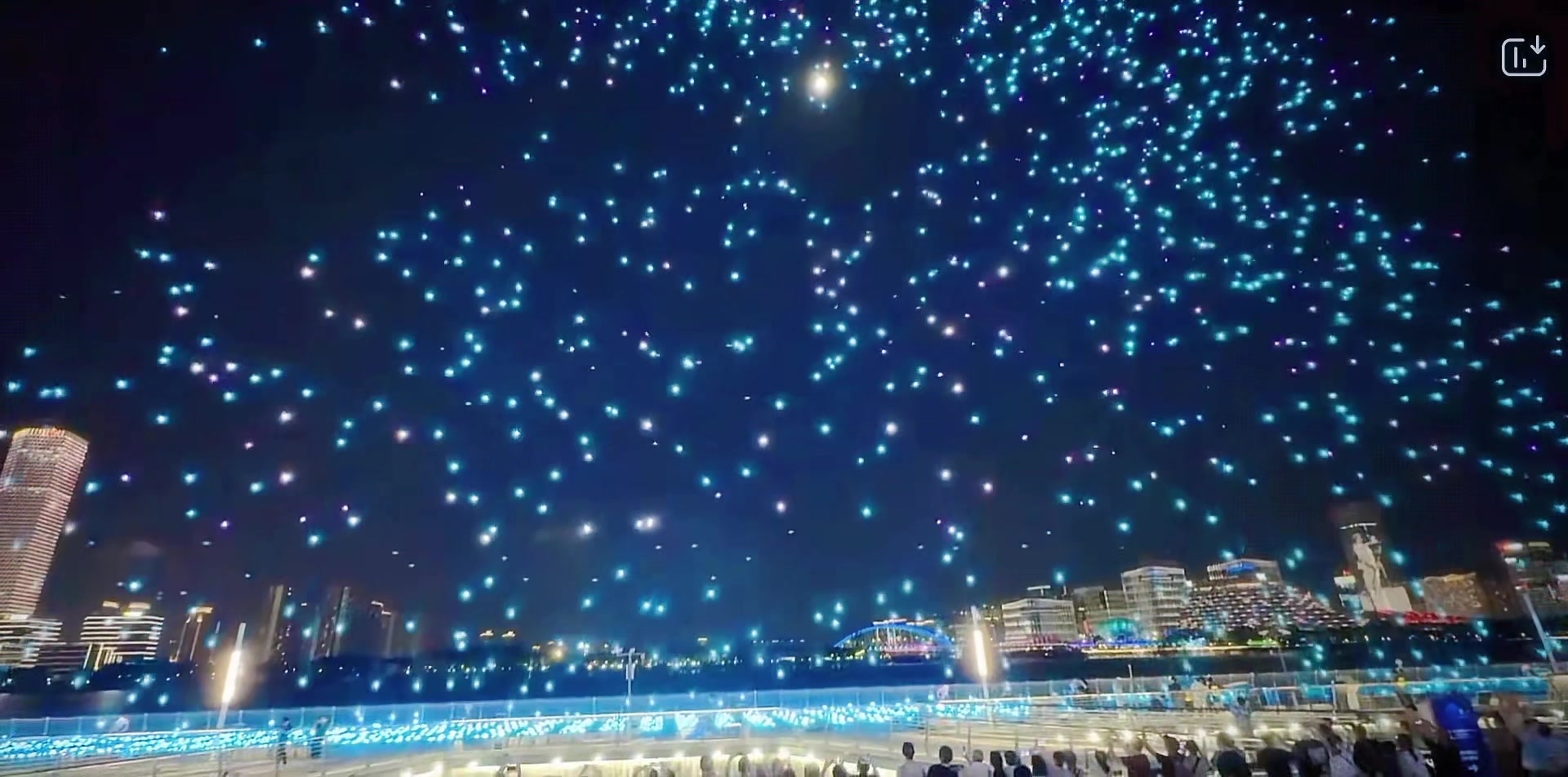 2025年10月8日上海第二届国际光影节闭幕式,4000架无人机表演完毕...