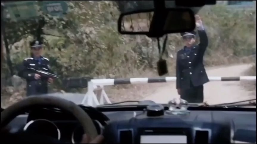 小伙暴力殴打警察,没想到警察竟是…