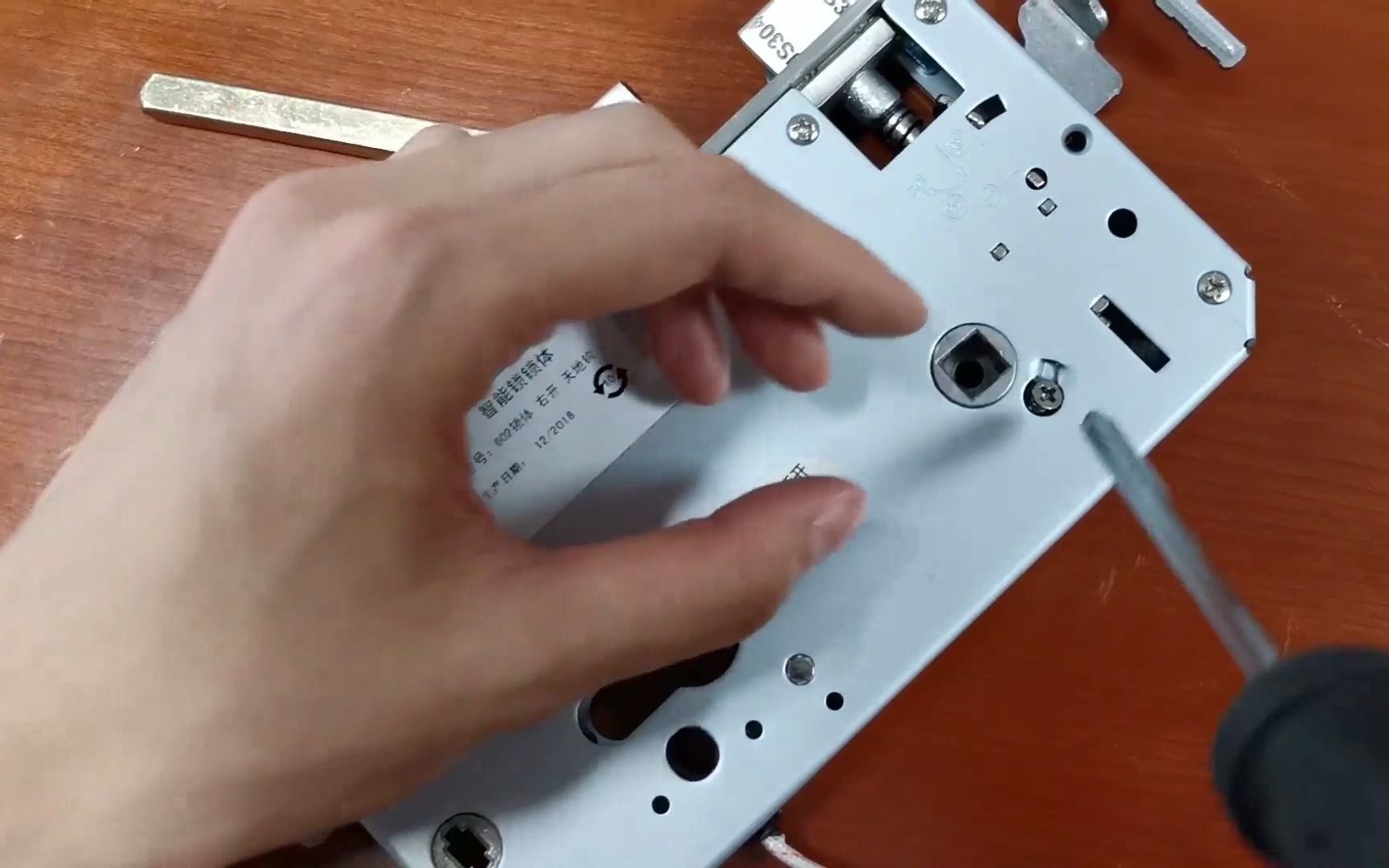 门锁安装视频-2锁体面板和锁舌换向