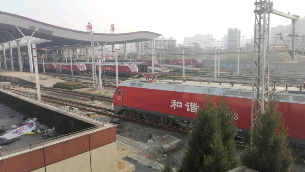 K8092次列车的出发机HXD1D0263武局南段通过