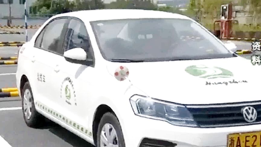 为了驾照理论考能过,驾校教练竟然组织学员作弊,当场被抓住了