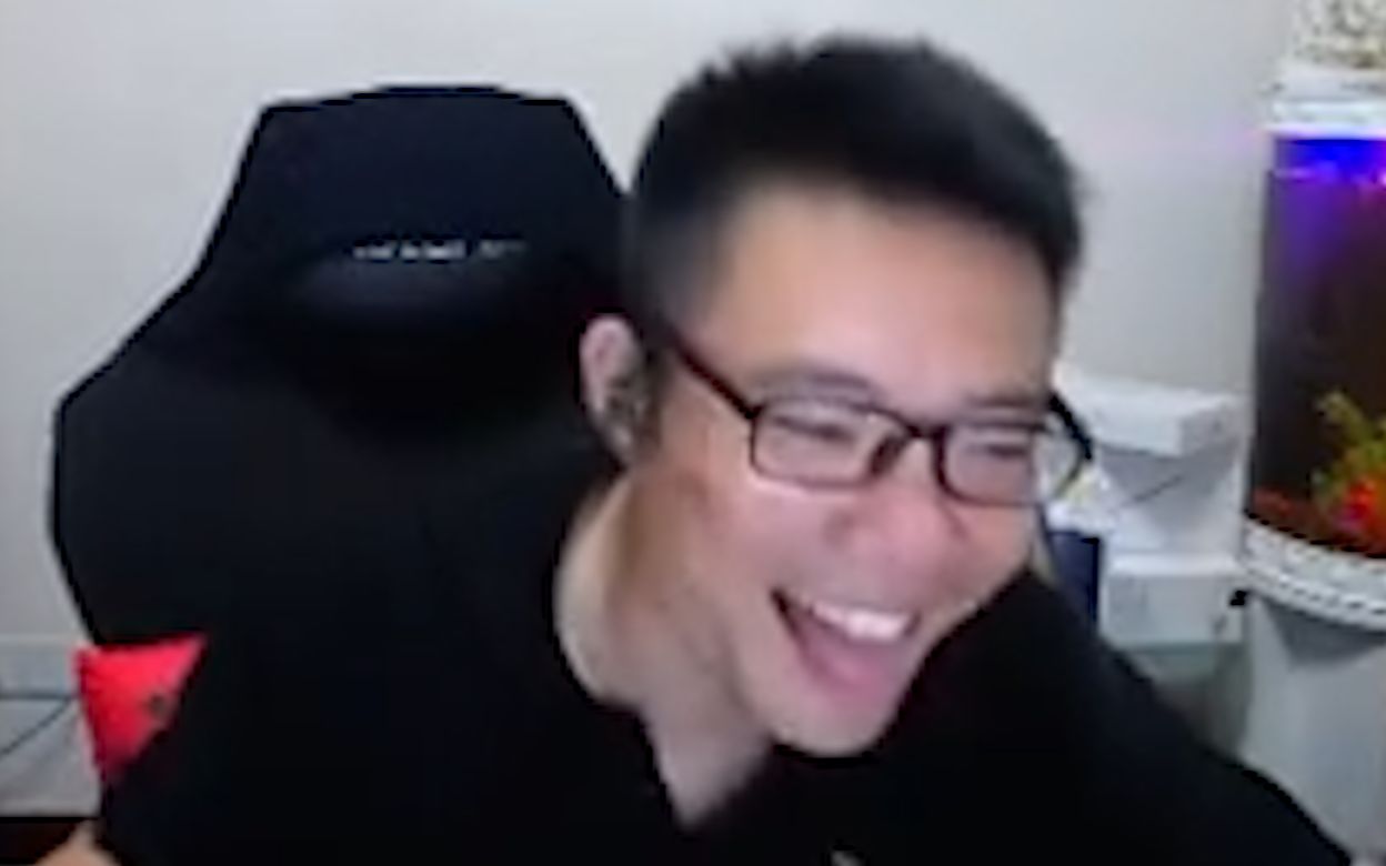 大司马唱歌唱到一半突然变脸,吓坏直播间所有观众!网友:看到这个鱼缸...