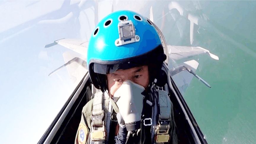 12000米高空突然没油,中国飞行员拒绝跳伞,8分钟创世界奇迹!