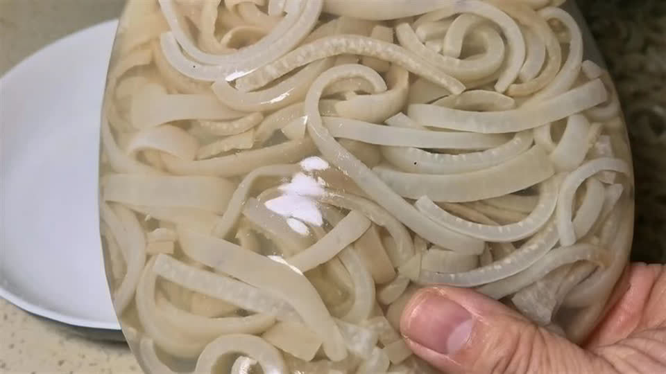 做水晶皮冻,猪皮不要直接下锅熬,教你正确做法