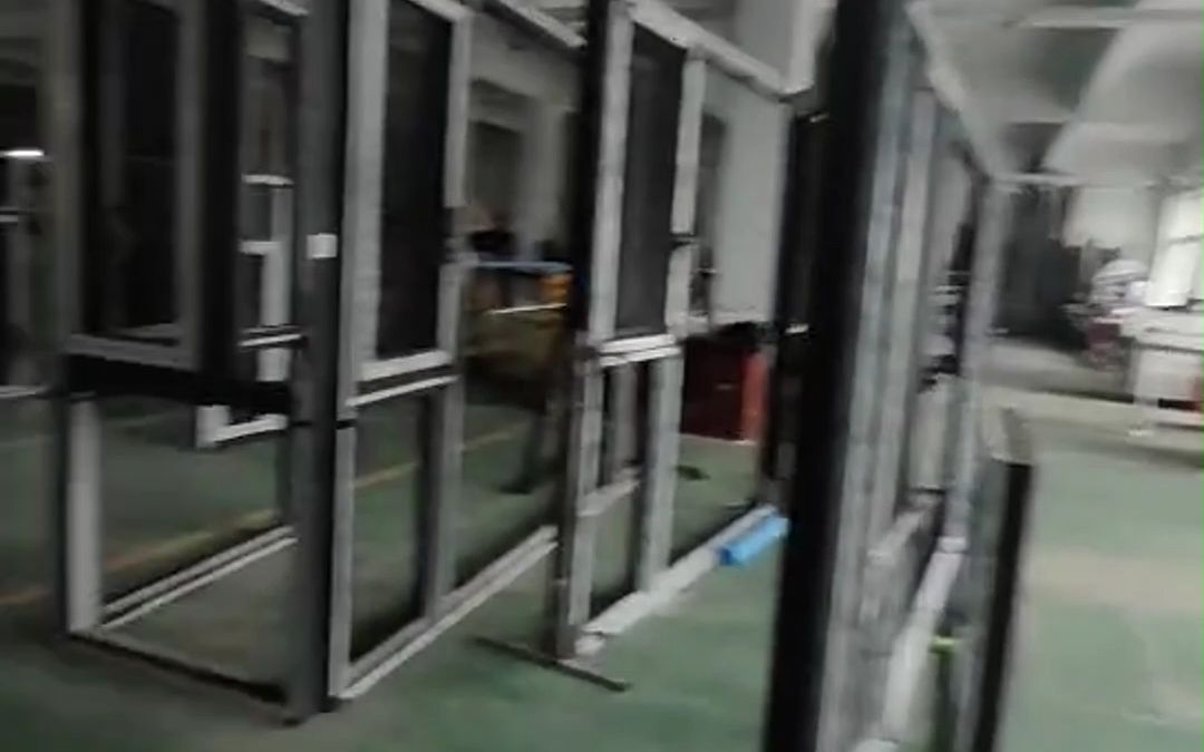 这2天活力28的3位大叔直播间火了,不到1分钟,秒完1万件洗衣液。可见,...