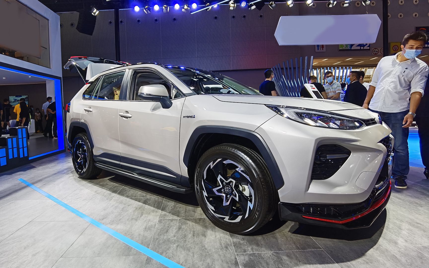 体验丰田威兰达,空间够大带四驱7安全气囊,17.18万起关键还省油