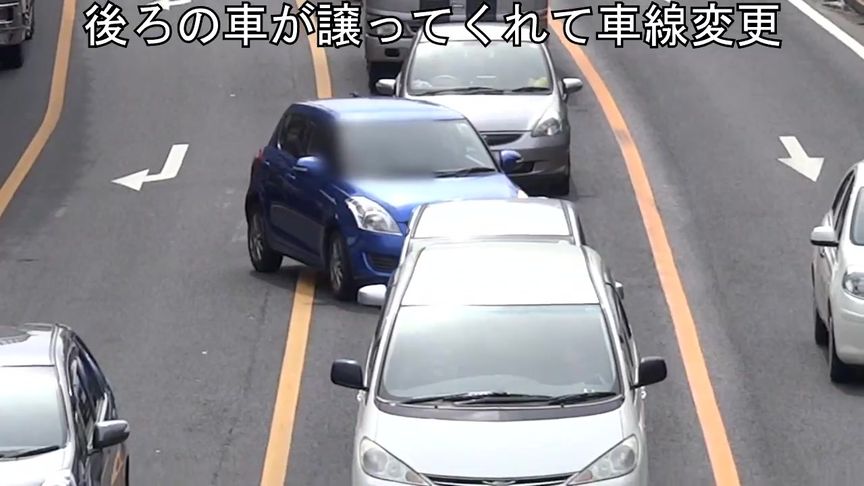 实拍:日本私家车违章压线转弯,被交警警告后不听,结局你懂得!