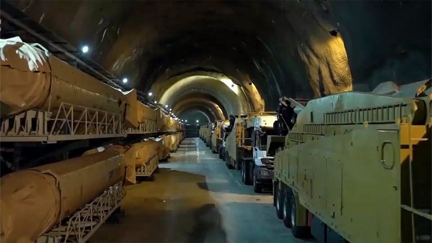 敏感时期伊朗高调公开地下导弹基地 弹道导弹连续发射装置亮相