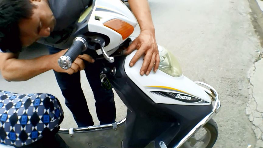 电动车喇叭不响了,修车师傅现场教大家修理,学会自己也能修