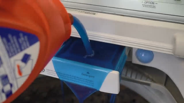 洗衣液放的越多越好吗?洗衣机一次用多少?一个小实验告诉你