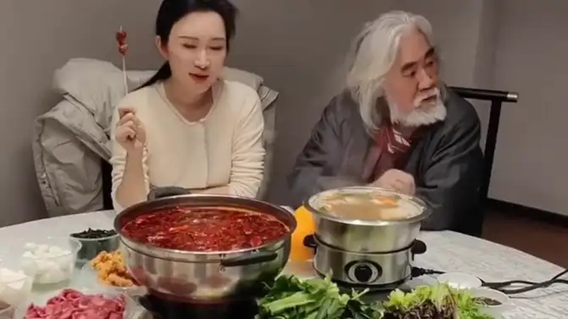 老戏骨张纪中直播秒睡，展现真实随性一面