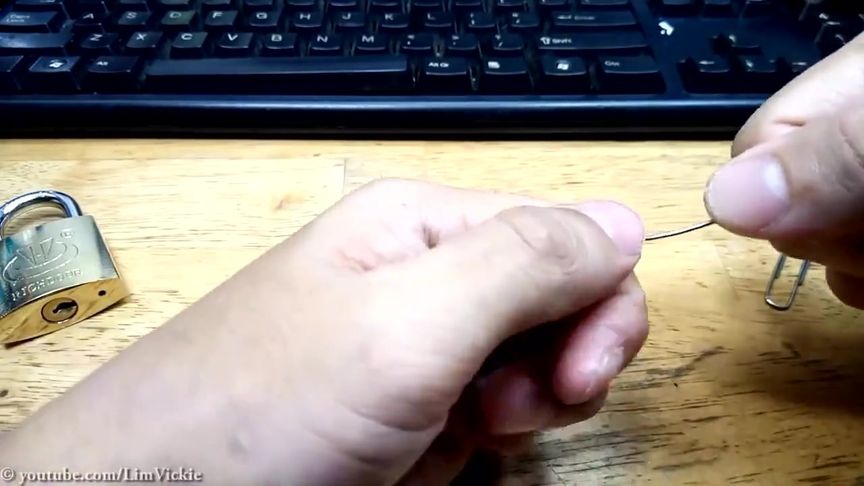 钥匙丢了不怕,教你怎么用回形针来开锁