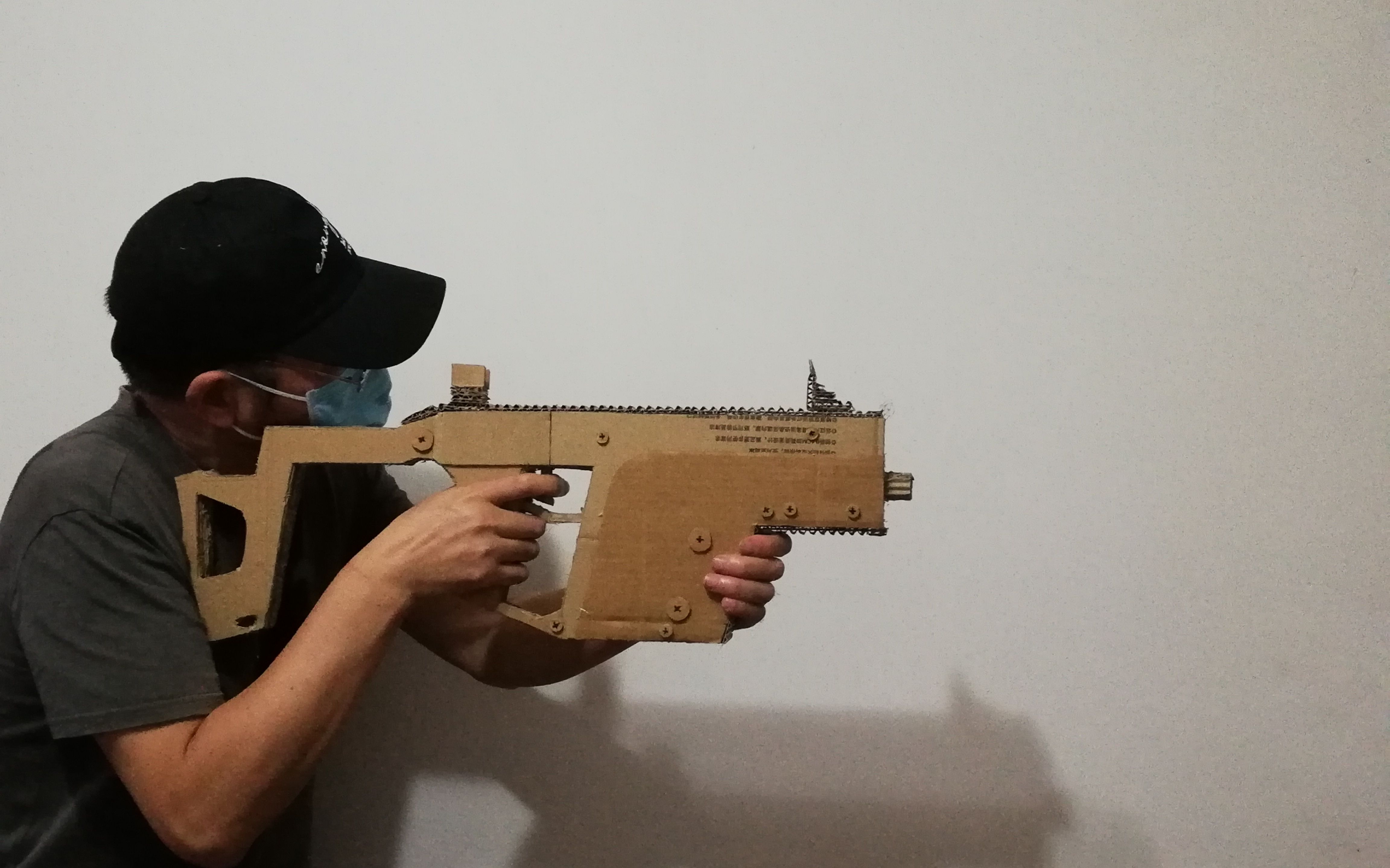 和孩子互动的手工制作 教你用纸箱制作“Vector冲锋枪”视频