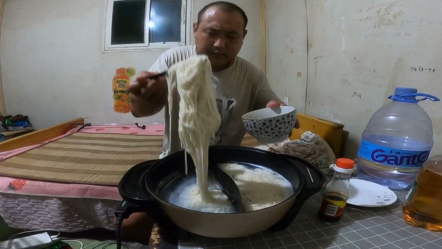 济南外卖小哥每天工作12小时,晚上吃面条咸菜,致敬每一位劳动者