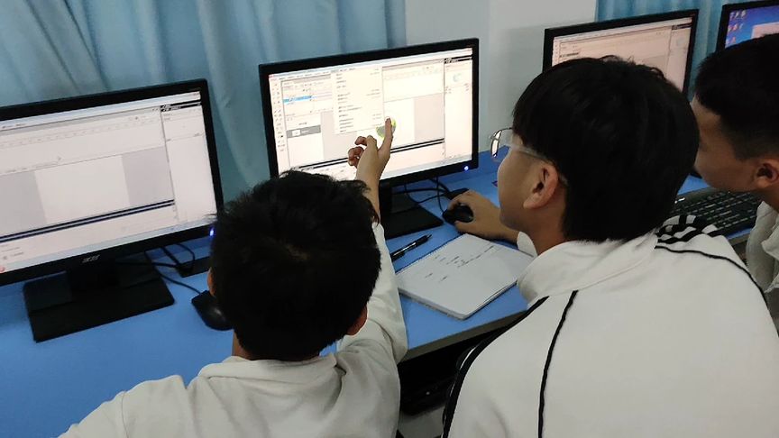 看看我们的信息技术课在干什么?制作月球绕地球转的flash动画。