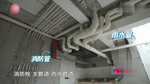 为隐藏错综复杂的管道,设计师为地下室管道进行梳理