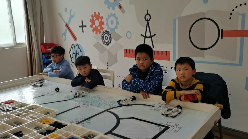 陀螺加速器:皮筋带动大齿轮快速转动,大齿轮带动小齿轮加速运动