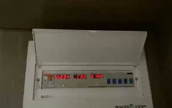 正在实际使用中的配电箱——电流保护器