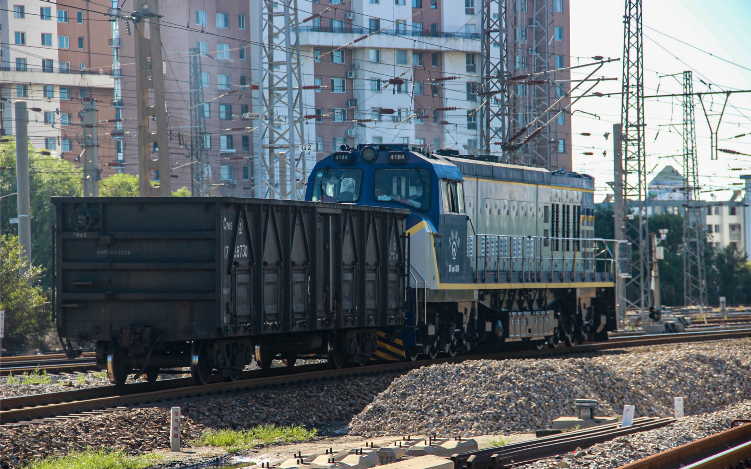 【铁路】太局湖段df4dd-4184牵引一节隔离敞车(c70e)秦皇岛东站一场...