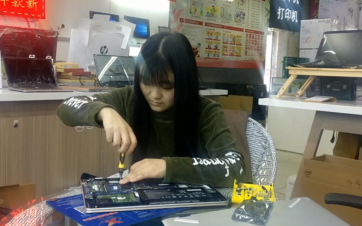 90后妹子拆笔记本加装固态硬盘做系统