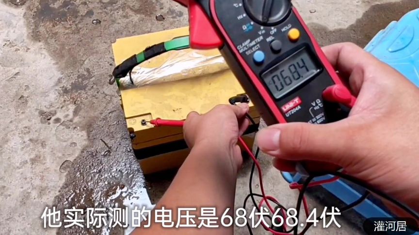 小伙来揭秘为什么电瓶充满了显示的电压会高