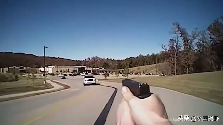 美国警察执法记录仪拍摄的震撼画面,嫌犯驾车直冲警察而来