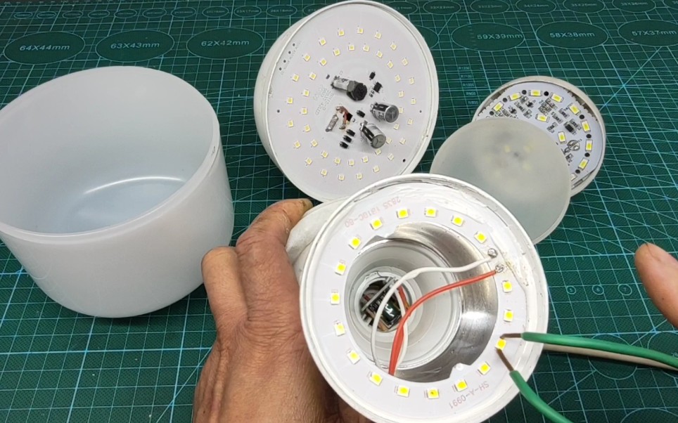 节能灯泡坏了不要扔,教你两下修好它,又可以用几年了