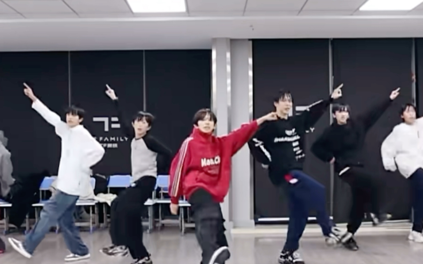 【TF家族四代】川渝春晚快乐环岛练习室花絮