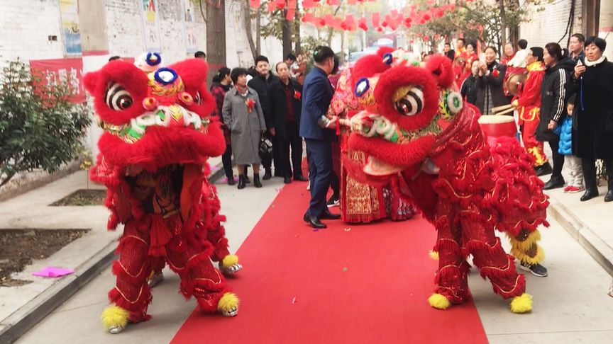 锣鼓喧天金狮舞,欢天喜地结连理,这场面真是喜庆祥和接地气