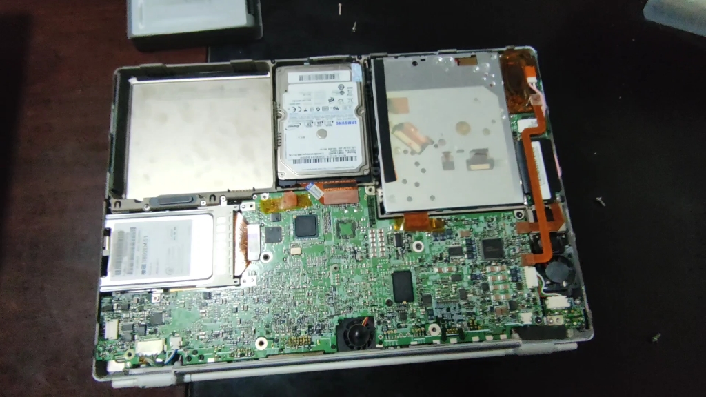 为老笔记本电脑安装固态硬盘。