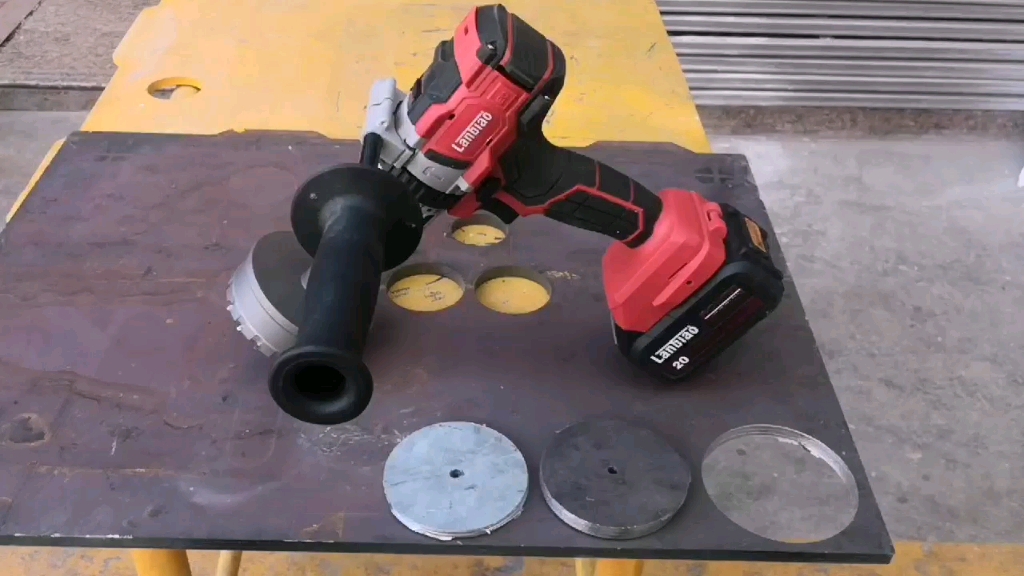 ...的铁板上开了两个洞,是电钻厉害还是开孔器厉害,还是钢板太弱了。